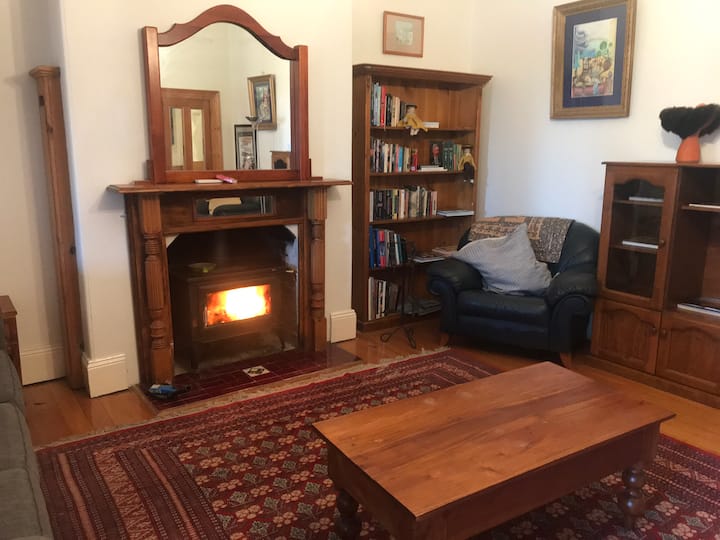 Comfortable & Spacious Terrace Overlooking City - Launceston