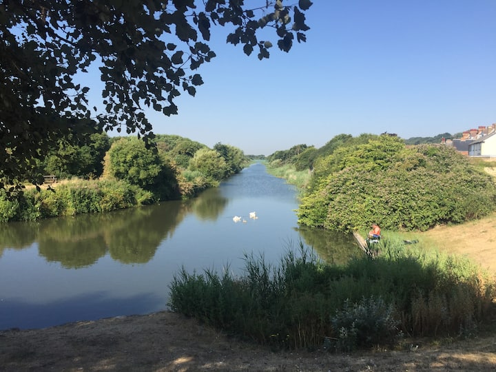 Hythe , Seabrook With Sea And Canal Views. - Folkestone