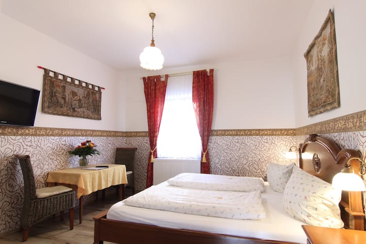 Double Room With Breakfast In The Kreuzerhof - Rothenburg ob der Tauber