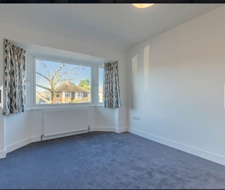 Lovely Furnished One Bedroom + Free Parking - Cambridge