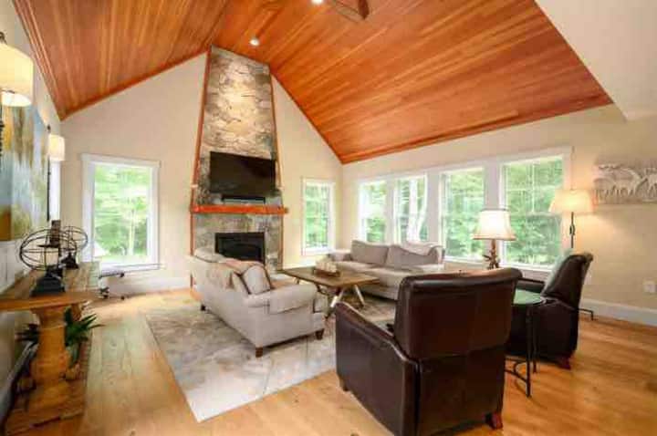 Gorgeous 4-season Ski & Swim Winnipesaukee Getaway - Laconia, NH