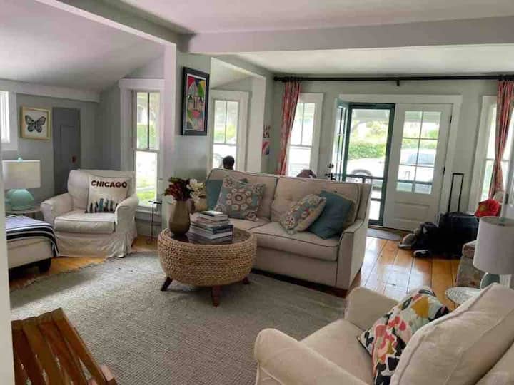 Queen’s Vintage @ The Inkwell - Oak Bluffs, MA