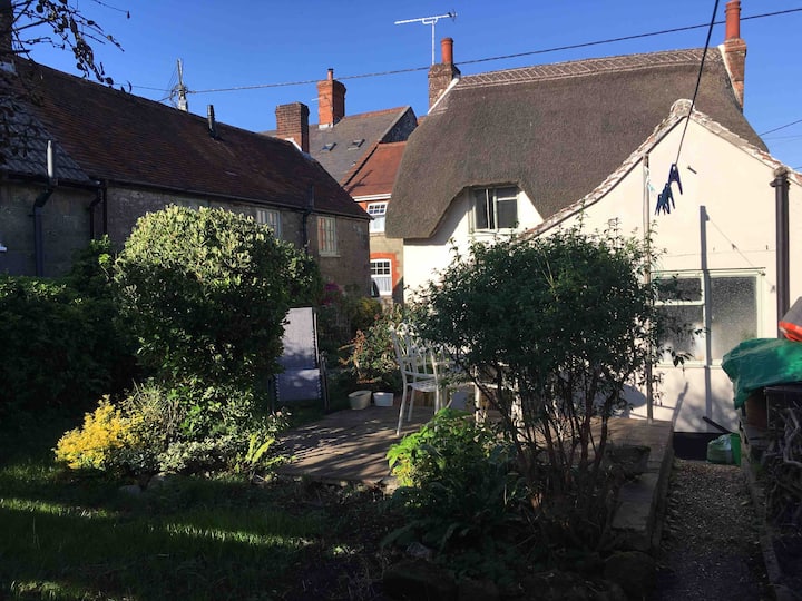 Charming 18th Century Thatched Cottage - Shaftesbury