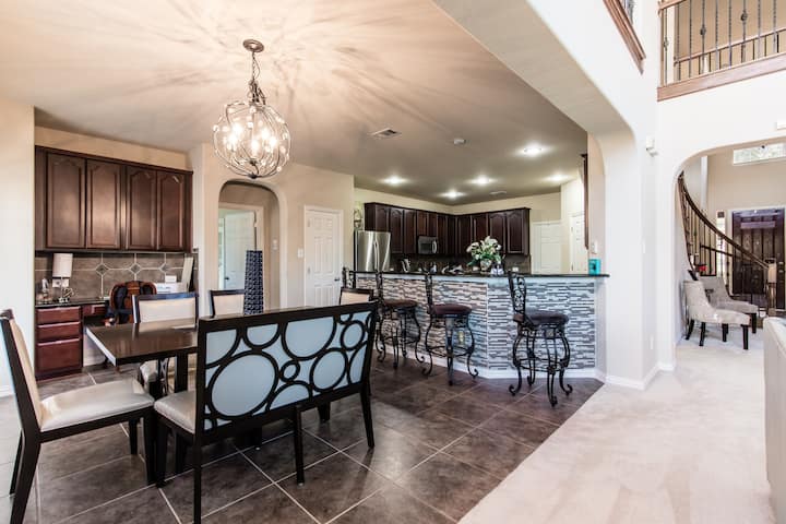 Stunning 4k Sq Ft Luxury Home 15 Min From Downtown - Cedar Hill, TX