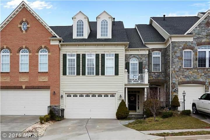 $1500 Townhouse Next To Trump National Golf Club - Herndon, VA