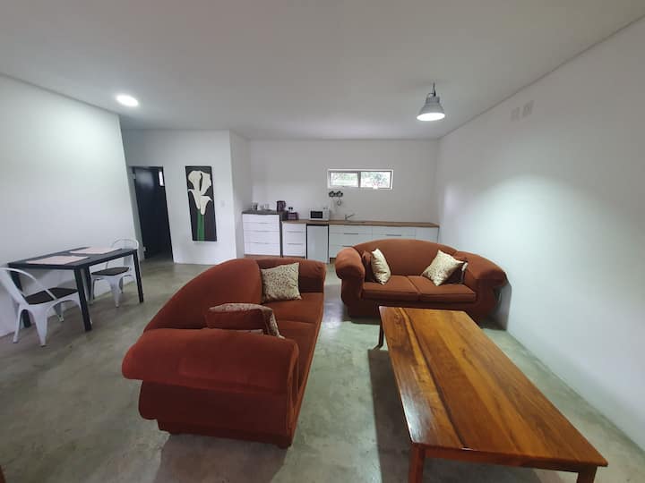 Modern 1 Bedroom Place With Patio - Randburg