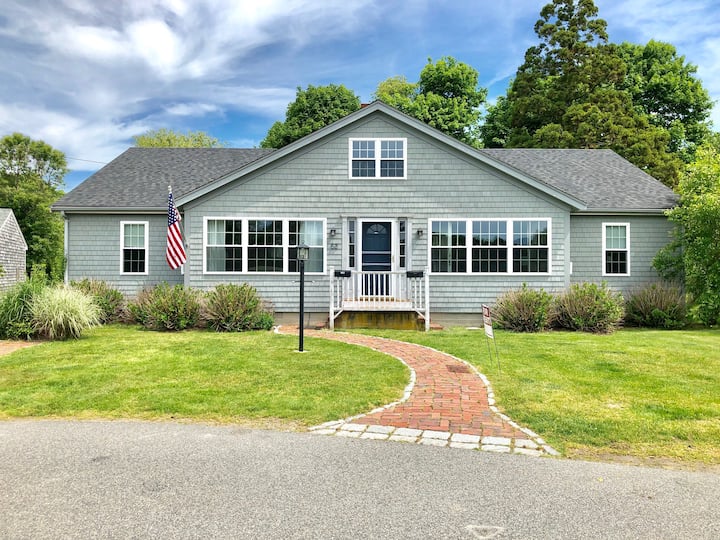 Newly Renovated Cape House - 5 Min Walk To Beach And Downtown! - Falmouth, MA