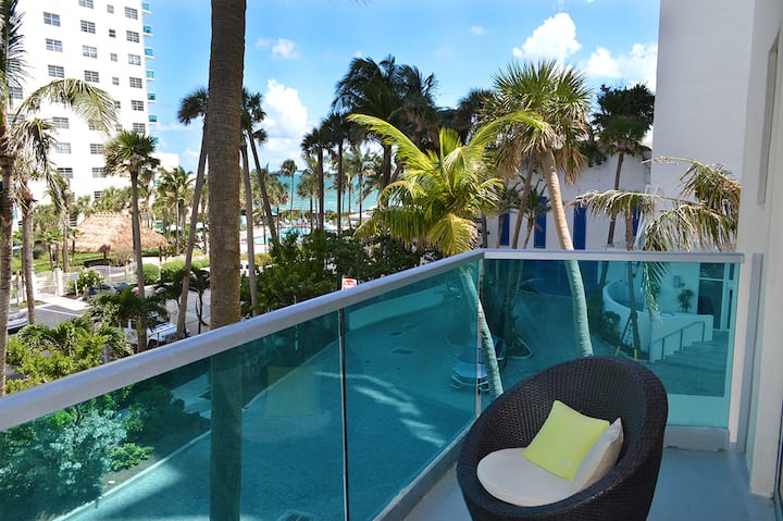 Spacious Apartment With 2 Debroom And Family Room - Hollywood, FL
