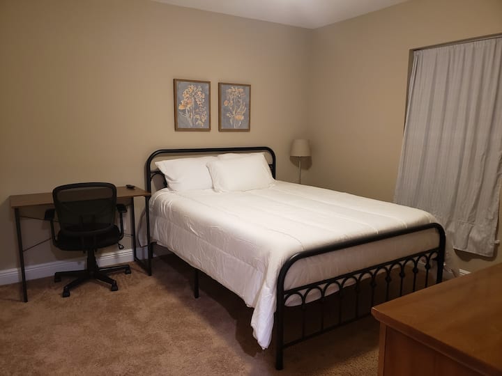Cheerful Bedroom In Quiet Home - Florida
