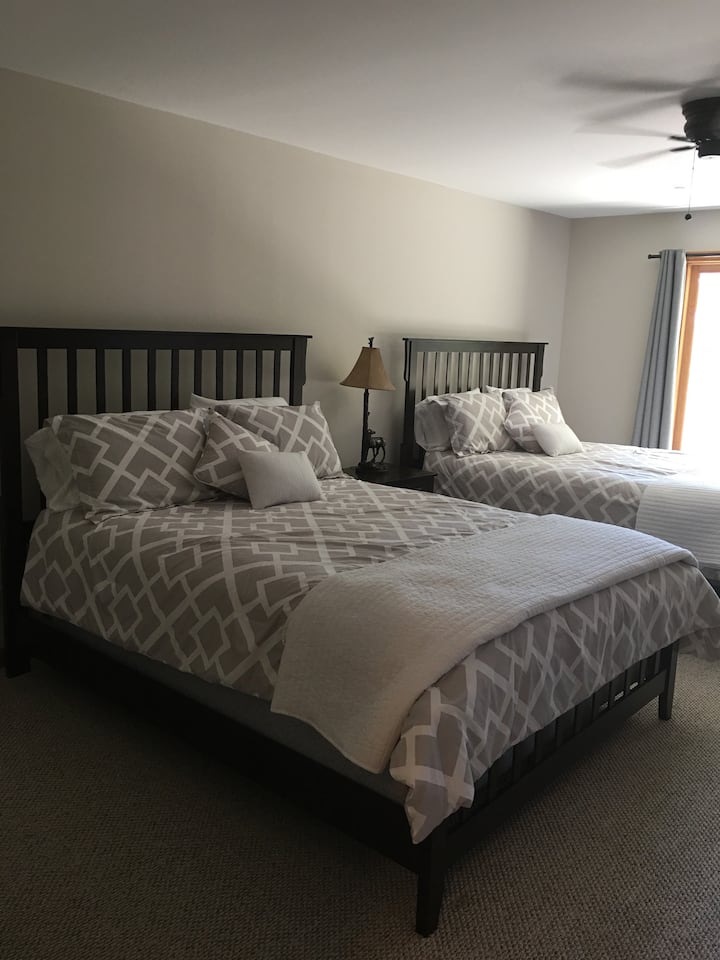 Main St Queen Suite 4 Let’s Get Away - Lake Placid, NY