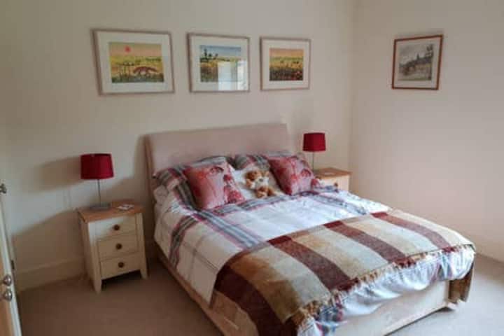 The Granary B King Bedroom - Stamford