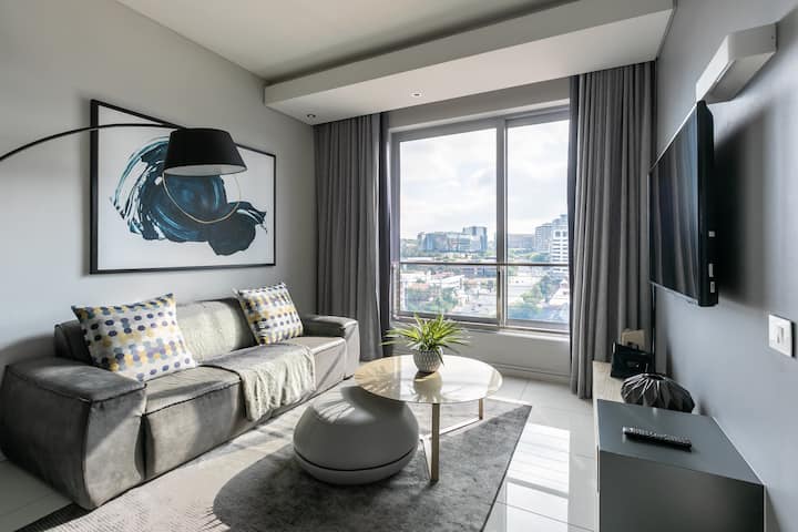 Luxury Apartment In Sandton! No Loadshedding! - Sandton