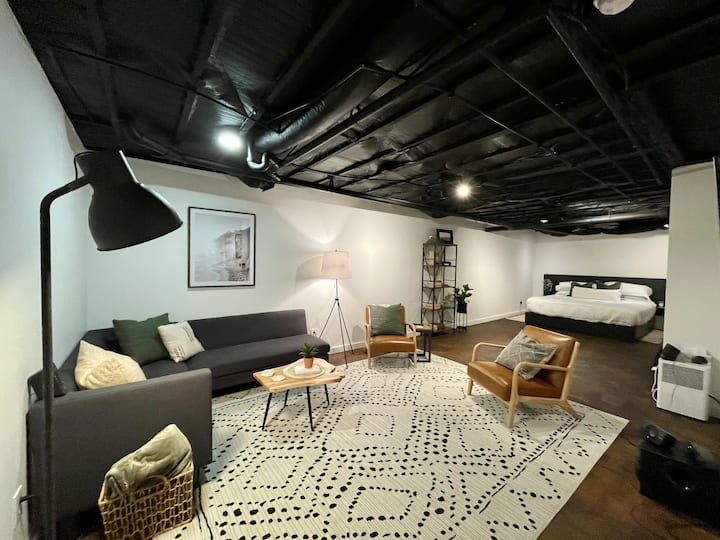 Basement Studio Apartment King Bed By I-40 & I-77 - Lake Norman, NC