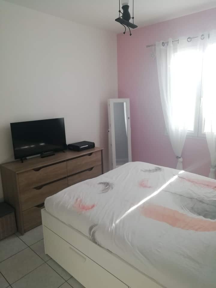 Appartement Avec Extérieur Et Parking Gratuit - Vedène