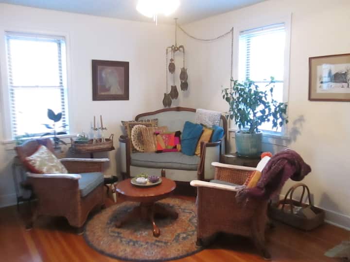 Cozy Boho Cottage In Downtown Core - Kamloops