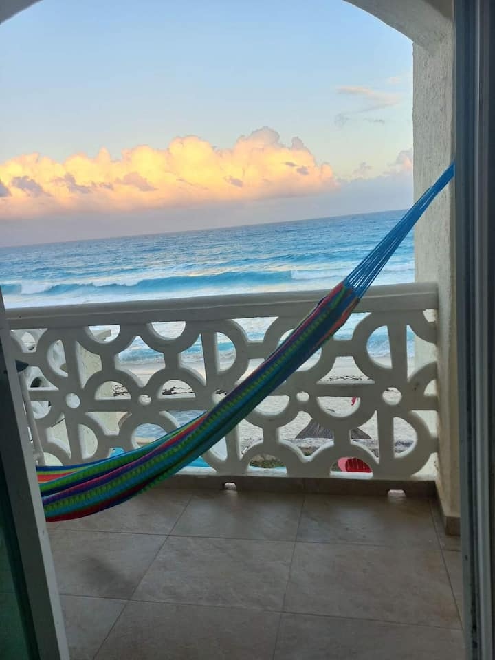 Front Row 30 Seconds To Sand! - Cancún