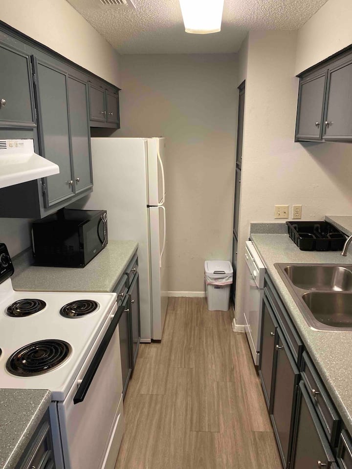 Lovely 2 Bedroom/2 Bathroom Condo With Pool - Austin Aquarium, Austin