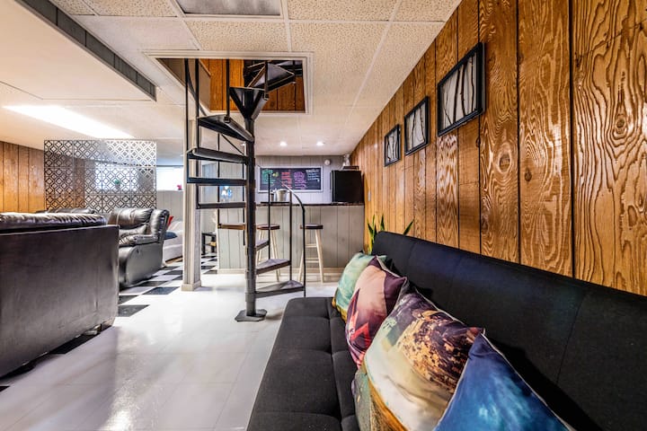 Historical Basement By Jackson Park; Metra/parking - Burnside - Chicago