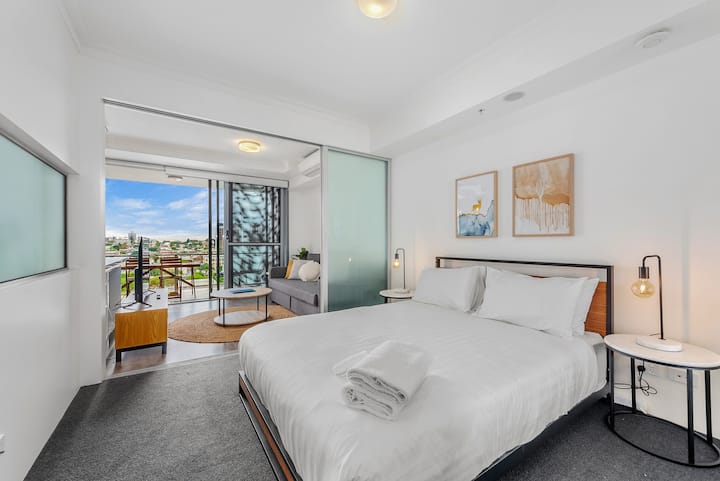 Sunny & Central Apartment Overlooking West End - Salisbury