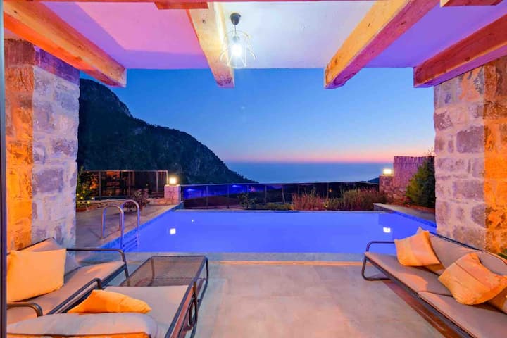 Deniz Ve Dağ Manzarasında Buluşan Romantizm Yer - Ölüdeniz