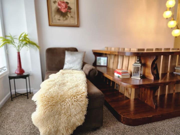 Cheerful & Spacious/ Fireplace~10 Beds~sleeps 20 - Anchorage, AK