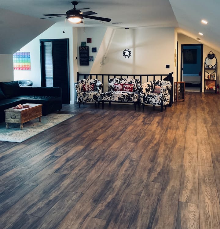The “Vibe Loft”• Prime Raleigh Location - Raleigh, NC