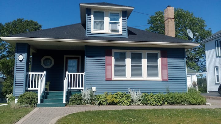 Fabulous Home With Luscious Gardens In Town - Lunenburg