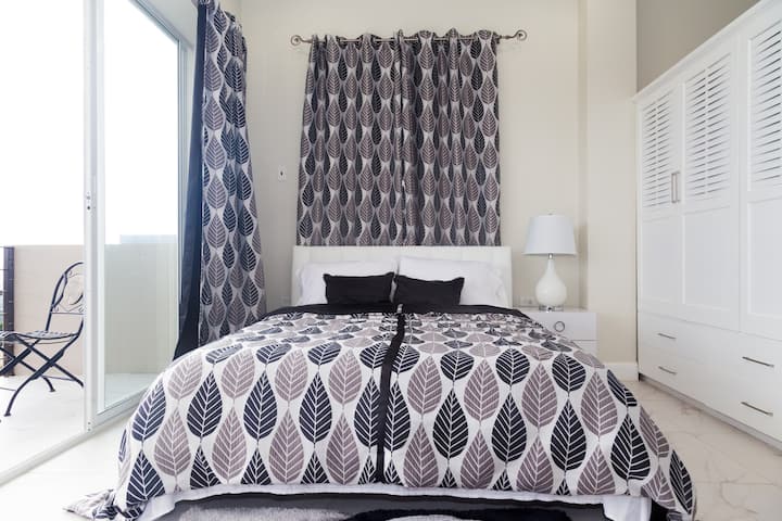 Hololo Haven: Paria Suite- Ac, Kitchen, Balcony! - Port of Spain