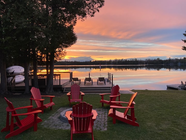 Beautiful Waterfront Cottage With Games Room - Renfrew