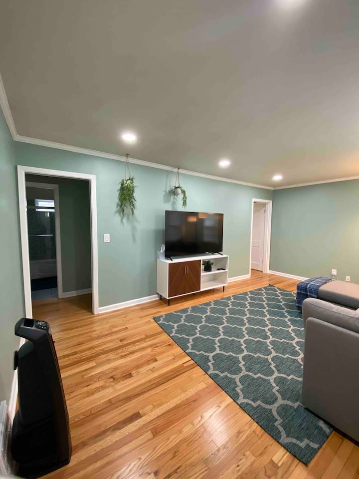 Perfect 2 Bedroom In Perfect Village - Overland Park, KS