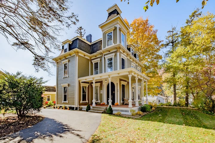 Tower Suite: Hot Tub, W/d, Spa Bath, Parking, Pool - South Portland, ME