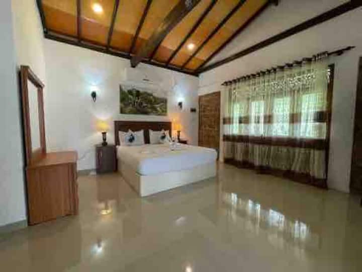 Room With Bread And Breakfast And Pool - ミリッサ