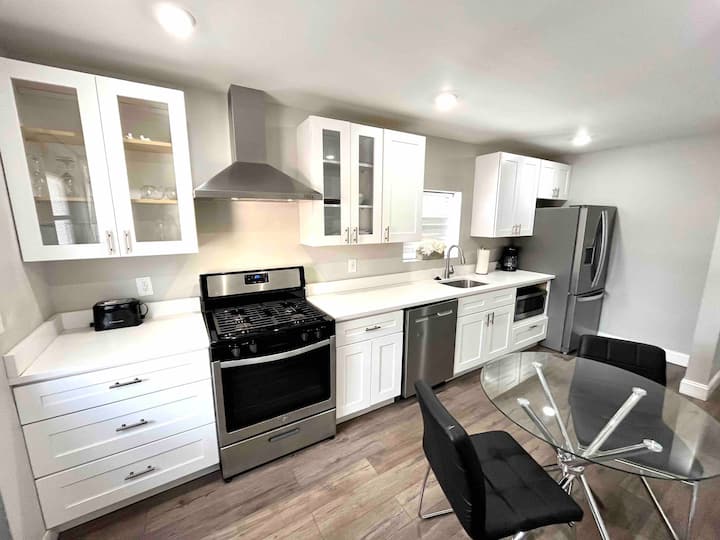3 Bedroom, Close To Beach, Boardwalk ,Free Parking!across From Tropicana Casino. - Atlantic City