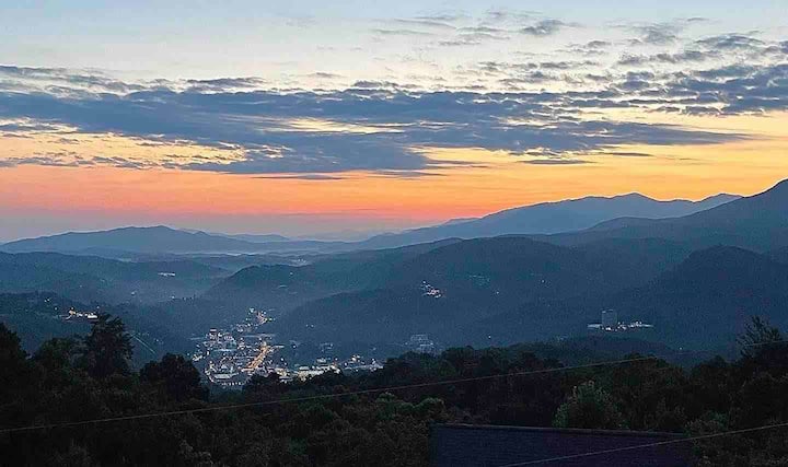 Mountain View! King Suite! Hot Tub! 5min From Downtown! - Gatlinburg, TN