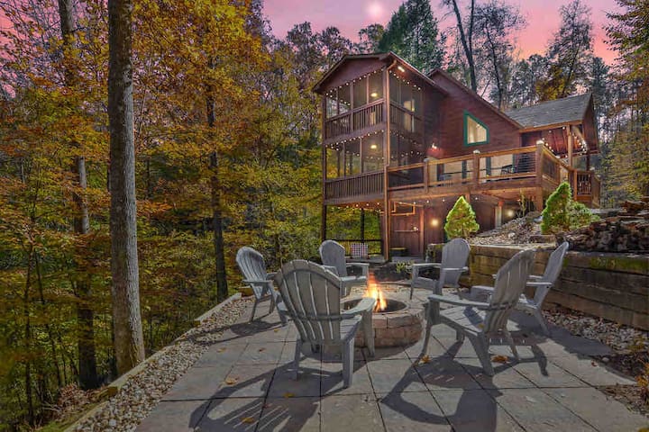Bird Dog Lodge 2BR +Loft close to River. FIRE PIT!