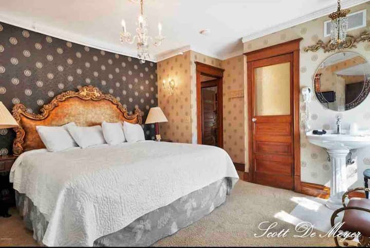 Romantic King Suite For A Perfect Getaway! - Mount Pleasant, MI