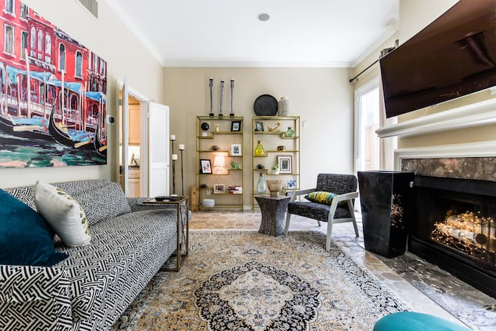 Pet Friendly!
Beautiful Highland Park Townhome - Dallas, TX