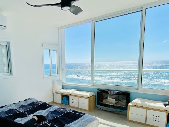 Beachfront Luxury: 5 Room Spacious Apartment - Tel Aviv-Yafo