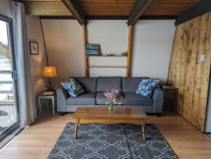 Jade Resort #4 Ocean Front 2 Queens + Loft - Quadra Island
