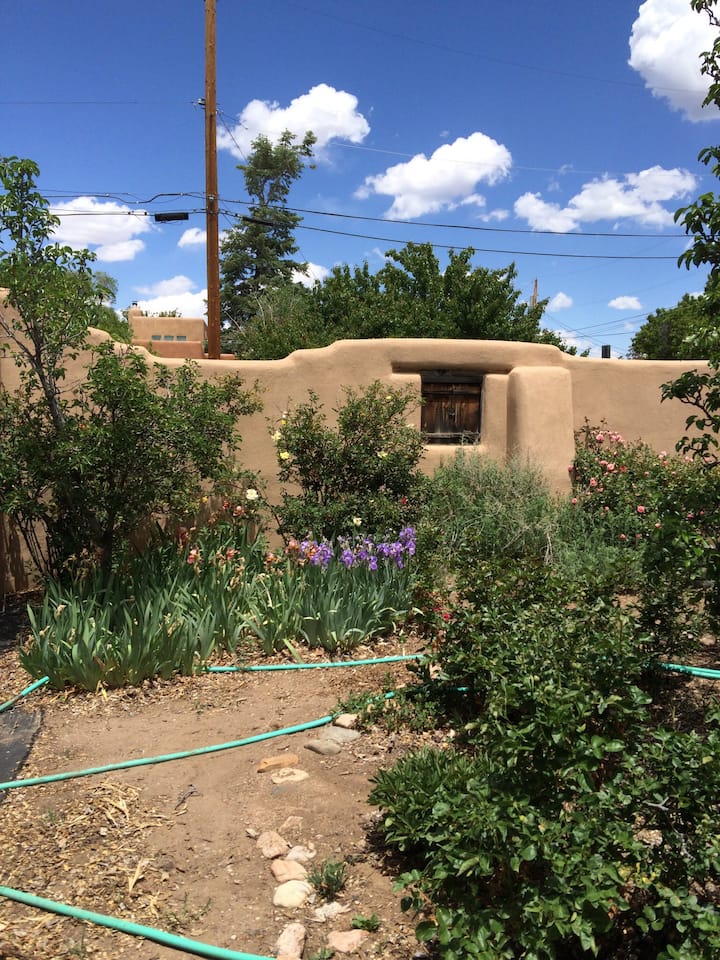 Historic Downtown Garden Sanctuary - Santa Fe, NM