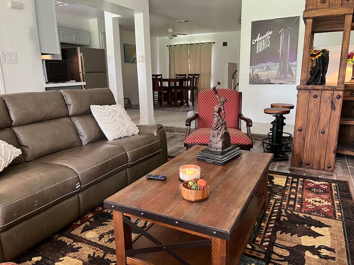 Beautiful Newly Remodeled Home & Stunning Backyard -