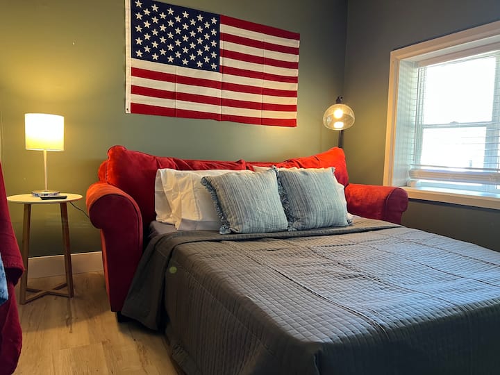 Cozy 5 Bedrooms + 7 Beds + Smarttvs In Every Room! - Niagara Falls, NY