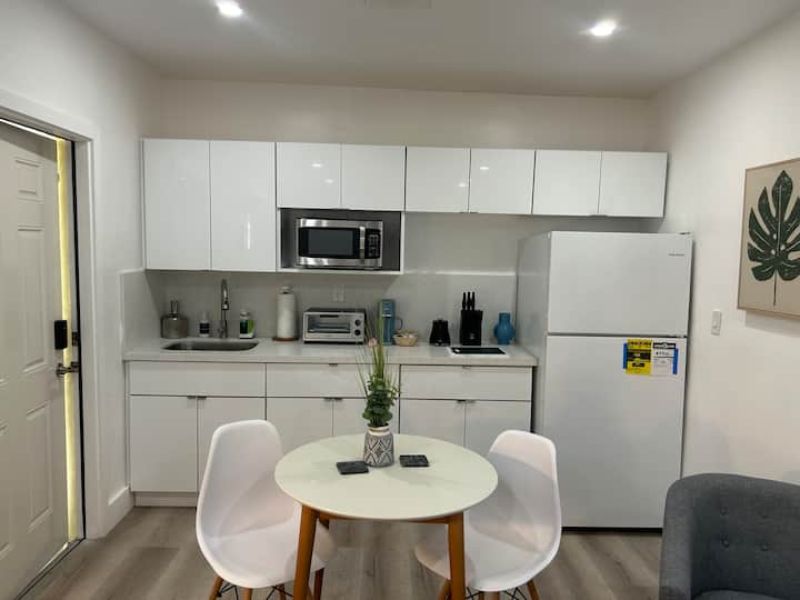 "Stylish Studio Retreat - Outdoor Patio & Kitchen - Miami