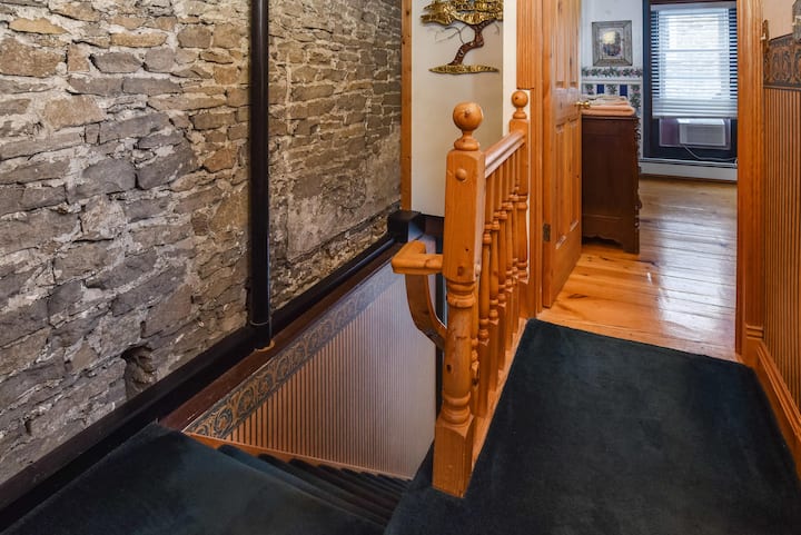 35b The Paramours Lair - Brockville