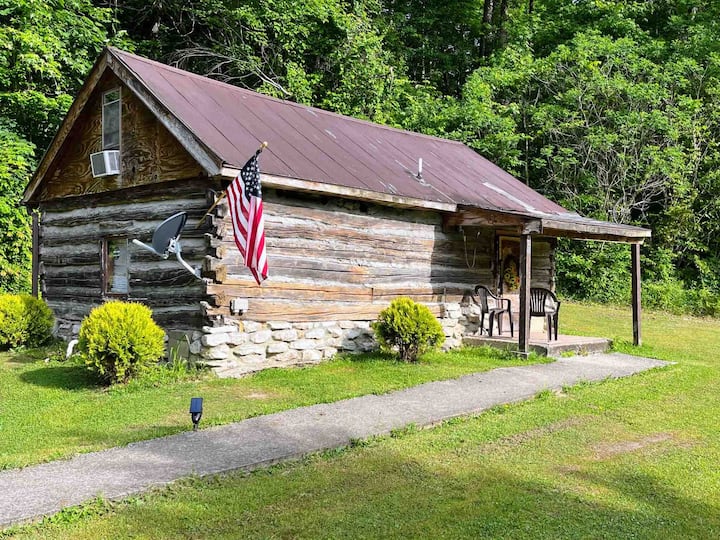Old Fashioned Cabin This 1830s Log Cabin Hosts An Idyllic