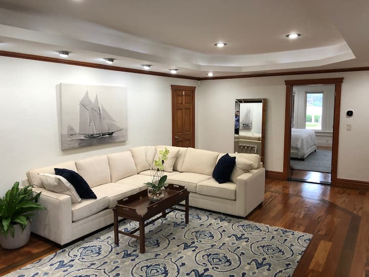 Waterfront Live-work Apartment! Centrally Located! - Bradenton, FL