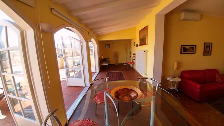 Apartamento Elegante Y Luminoso, Con Vistas Panorámicas De La Ciudad Vieja - Florencia