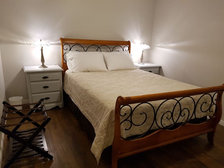 2 Bedroom Apt - Kitchen, Fireplace, Laundry, Wifi - Pickering