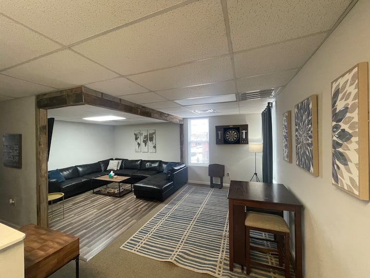 Spacious 2br-1 Block From Downtown - Chesapeake, OH