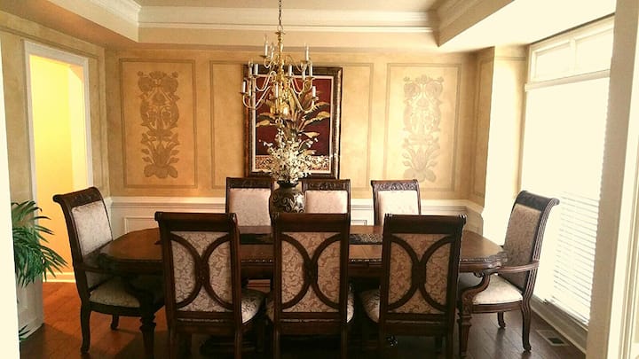 Beautiful 5 Bed Home Great For Families & Friends - Suwanee, GA